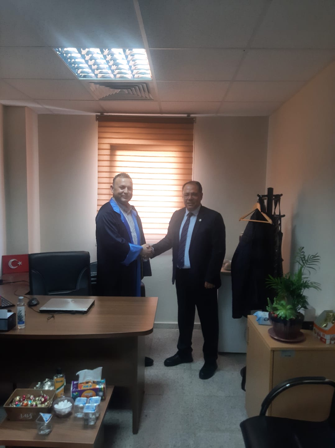 Doçent unvanı alan Abdullah TAŞKIN'a cübbesi giydirildi - Sağlık ...